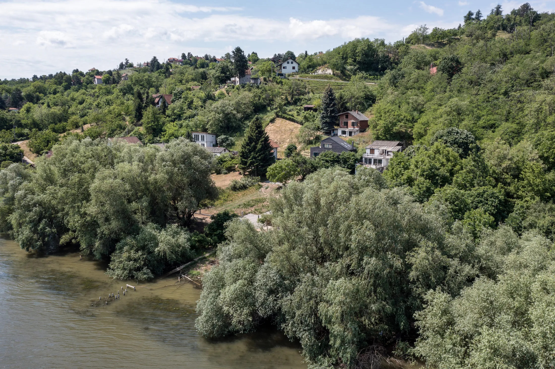 Cette maison contemporaine de 74m2 en Serbie domine le Danube