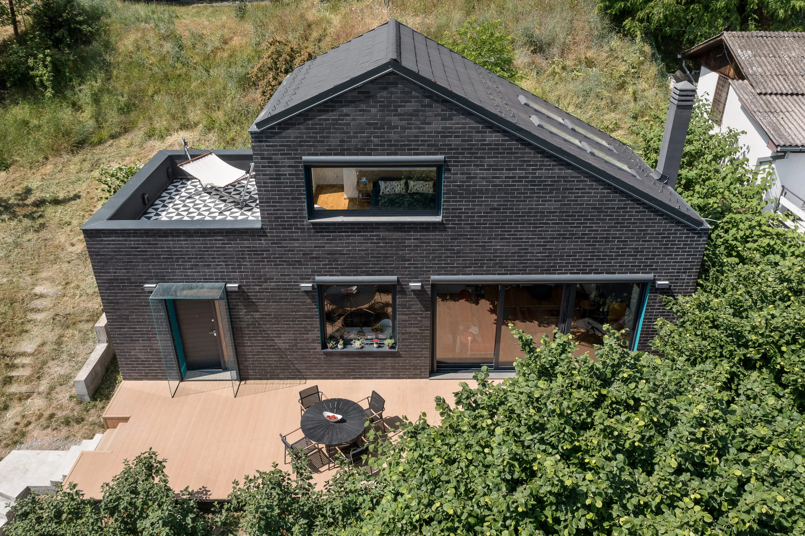 Cette maison contemporaine de 74m2 en Serbie domine le Danube