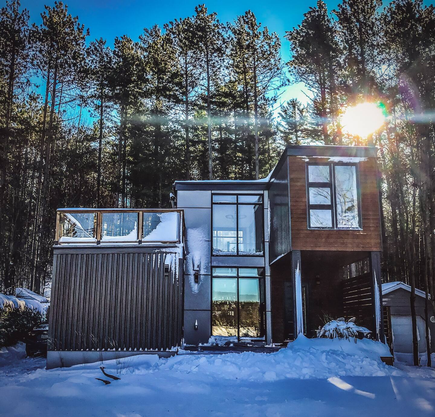 Une maison container à étage au bord d'un magnifique lac en Ontario