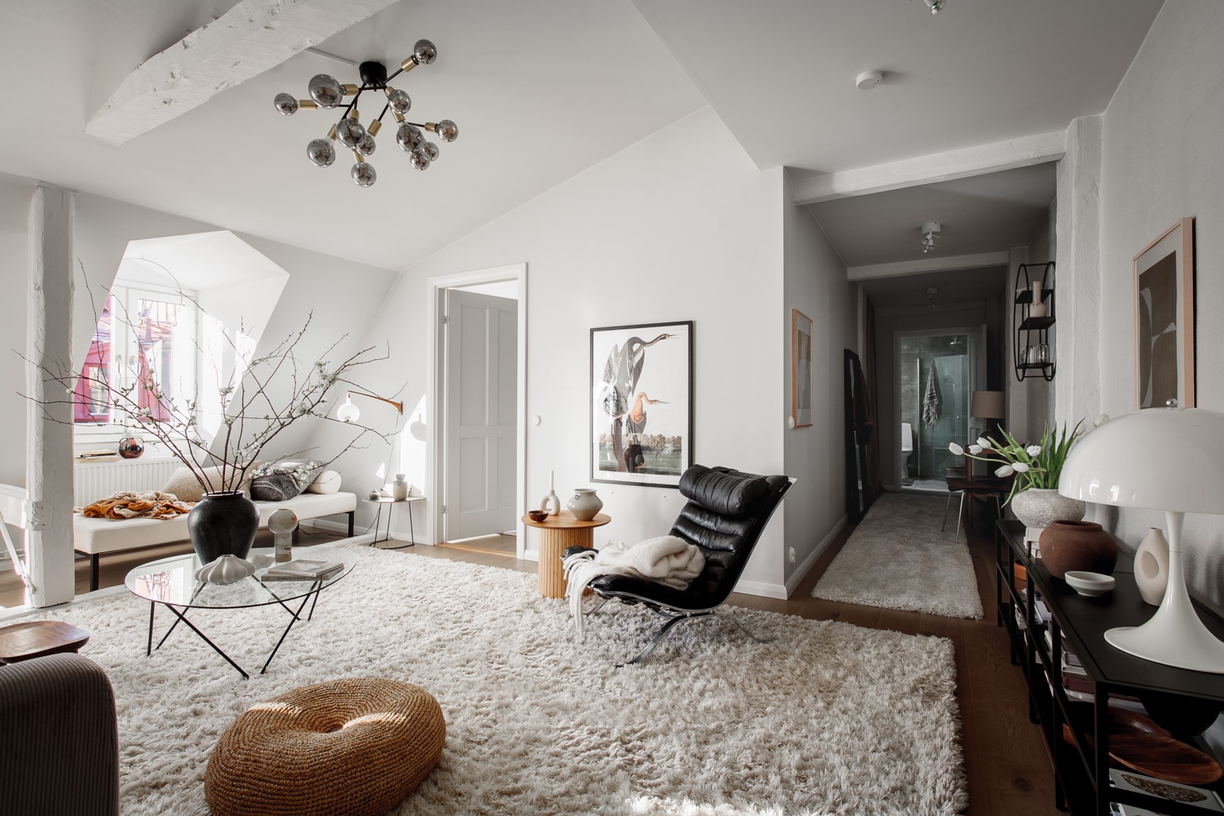 Un appartement blanc de 75m2 comme un cocon sous les toits