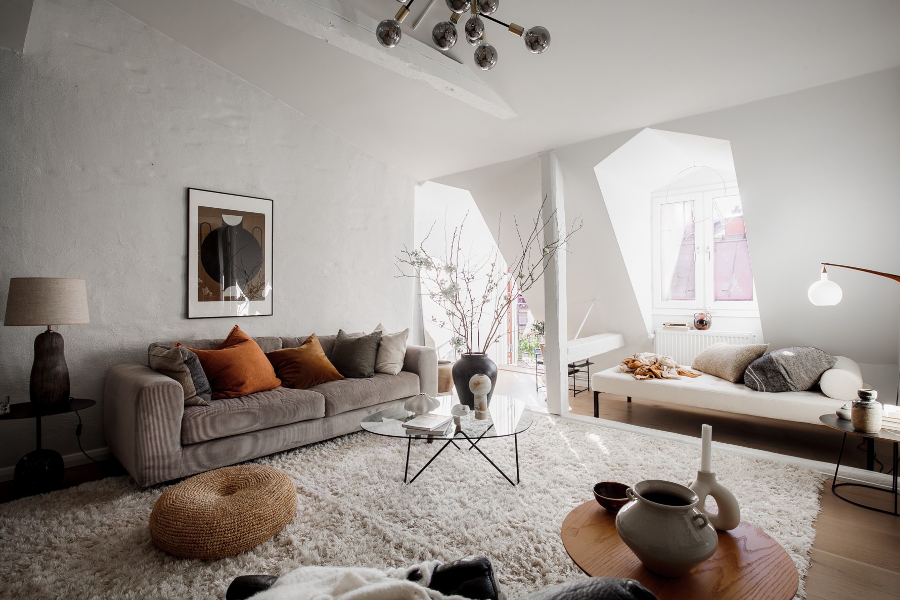 Un appartement blanc de 75m2 comme un cocon sous les toits