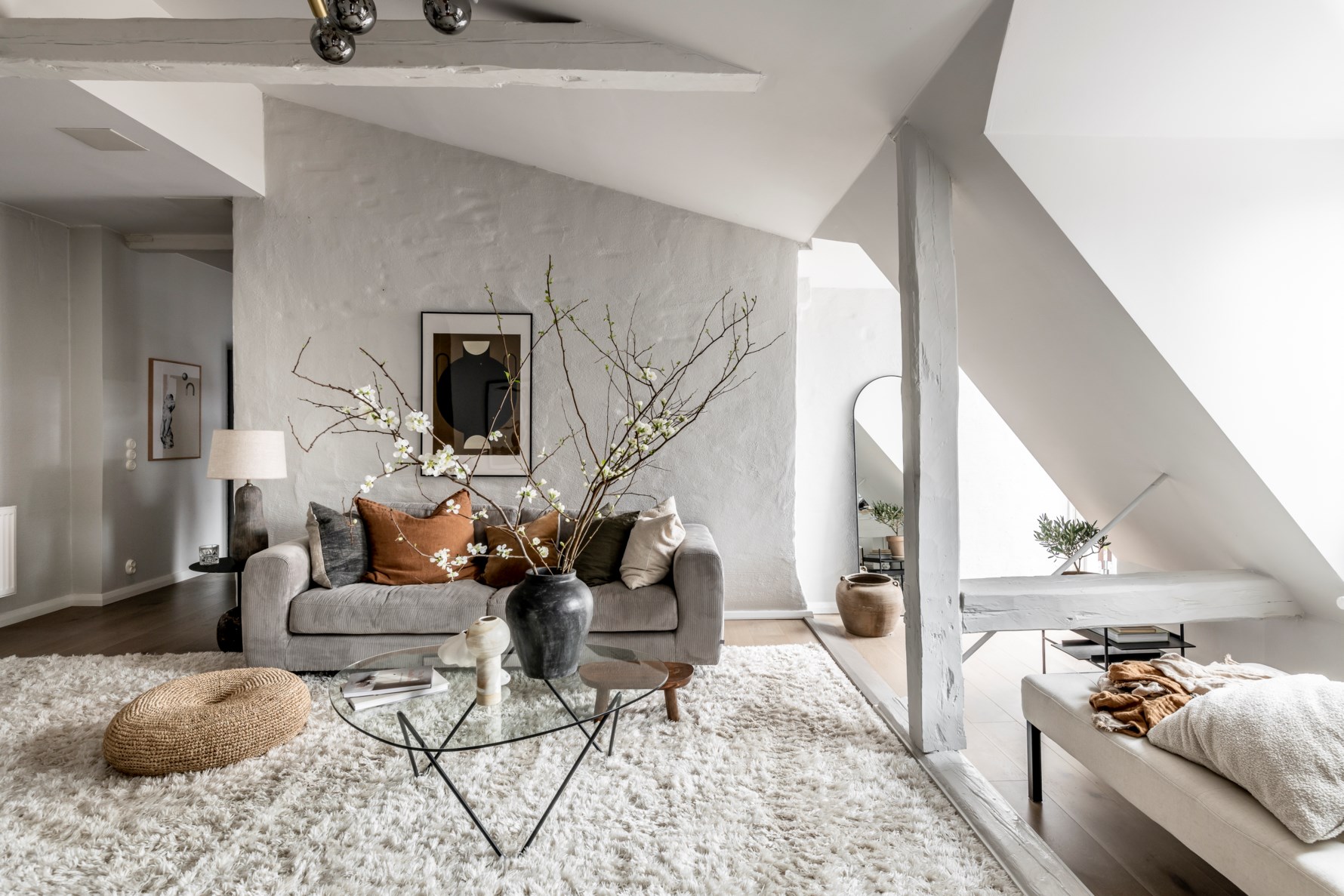 Un appartement blanc de 75m2 comme un cocon sous les toits