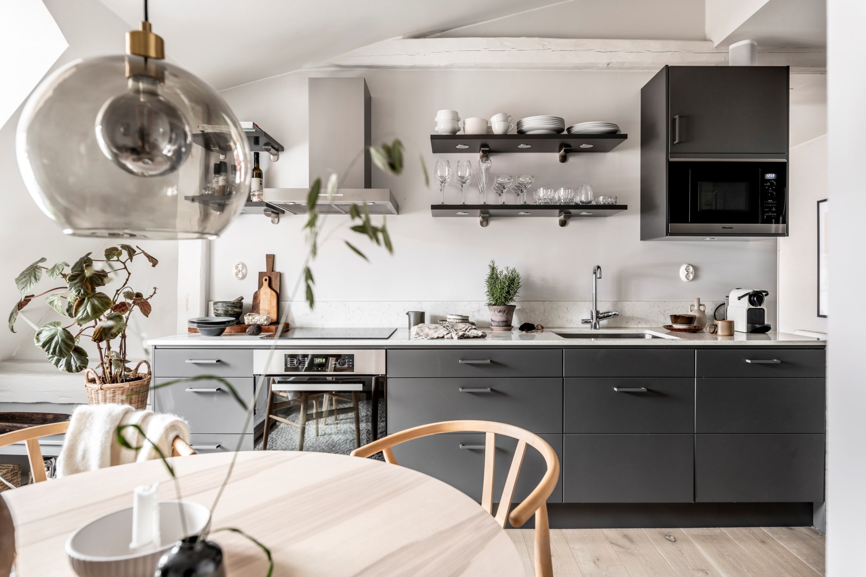 Un appartement blanc de 75m2 comme un cocon sous les toits