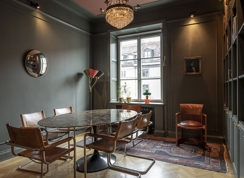 Un appartement classique à la décoration sombre de 85m2 en Suède