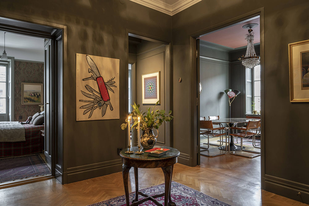 Un appartement classique à la décoration sombre de 85m2 en Suède