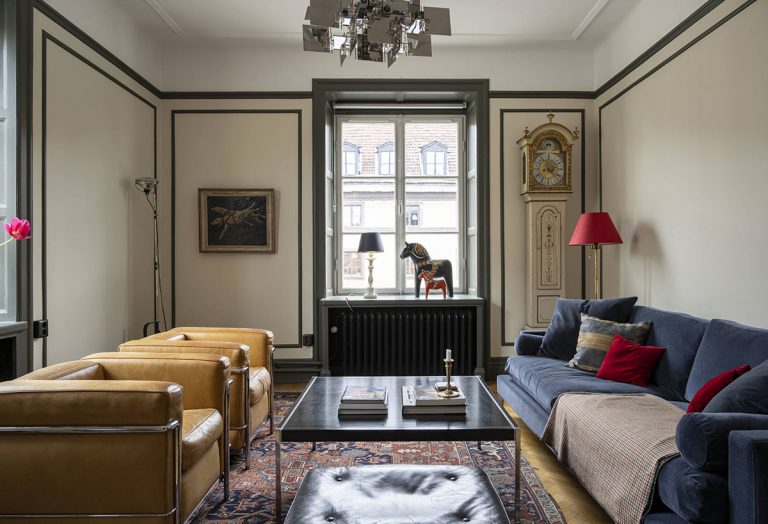 Un appartement classique à la décoration sombre de 85m2 en Suède
