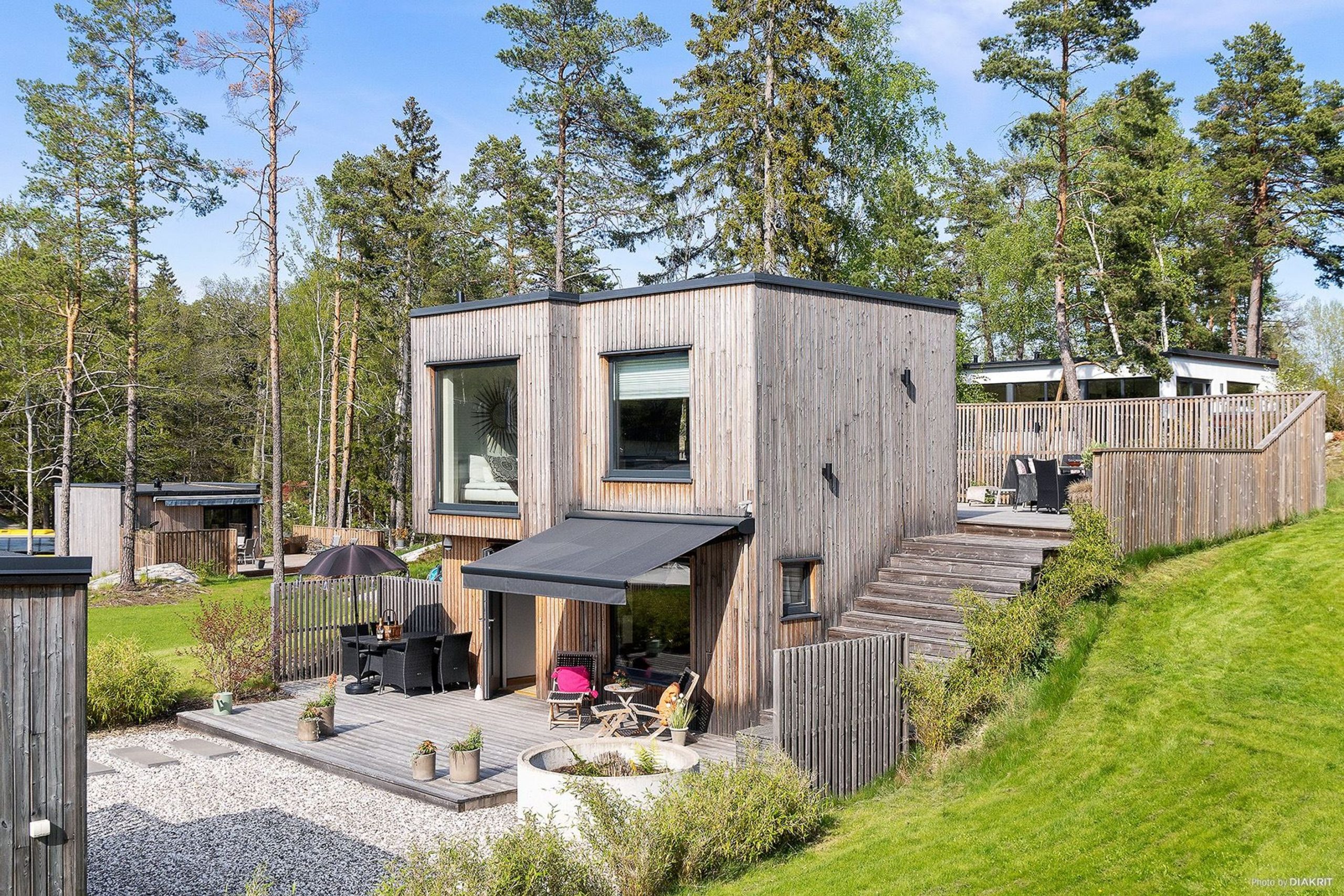 Une mini maison de 42m2 organisée sur deux niveaux (avec plan)