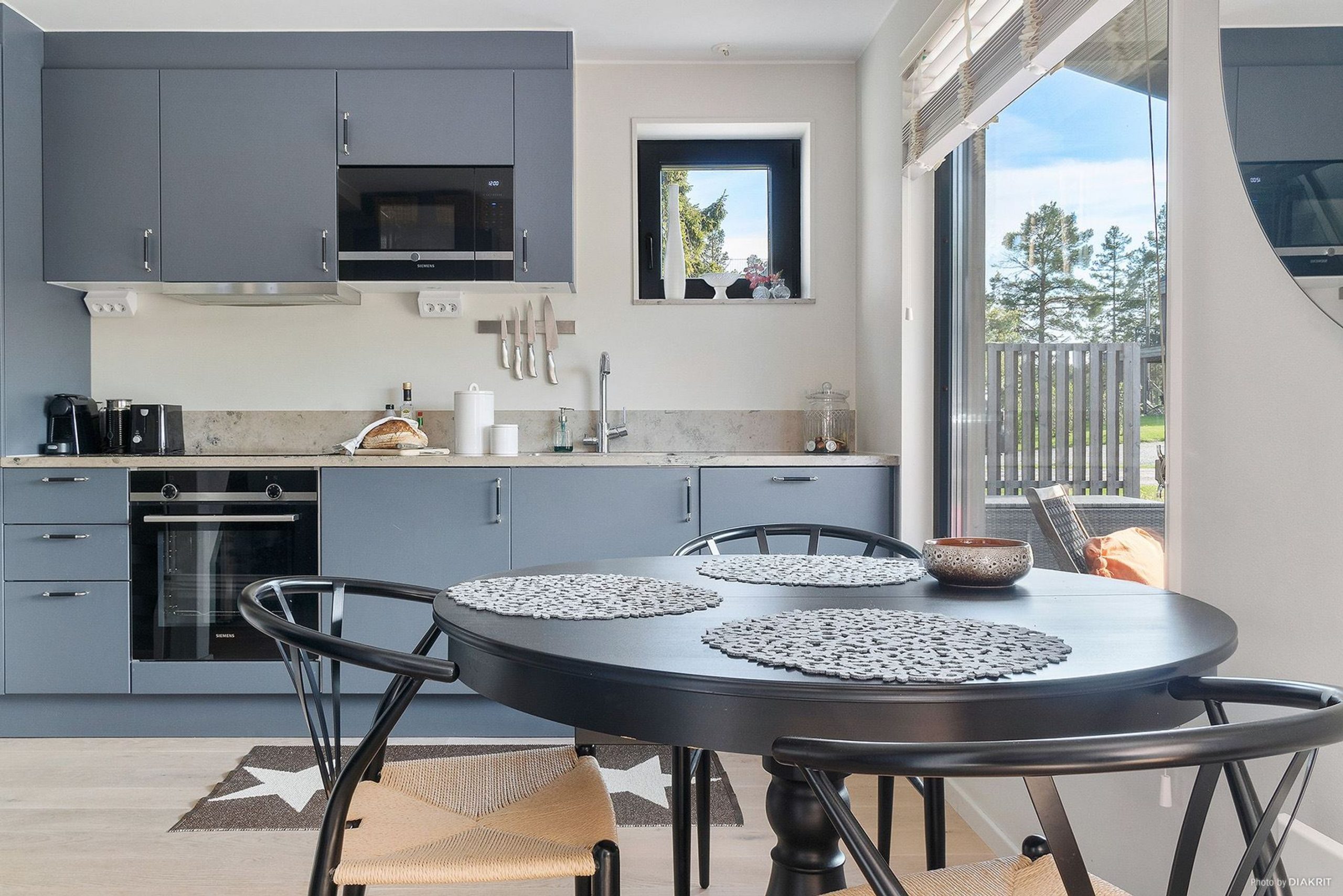 Une mini maison de 42m2 organisée sur deux niveaux (avec plan)