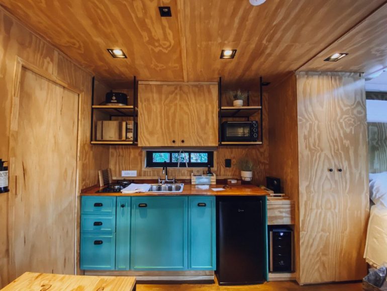Une mini maison container avec jacuzzi dans la campagne