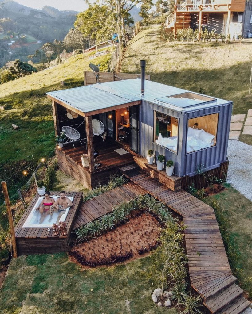 Une mini maison container avec jacuzzi dans la campagne