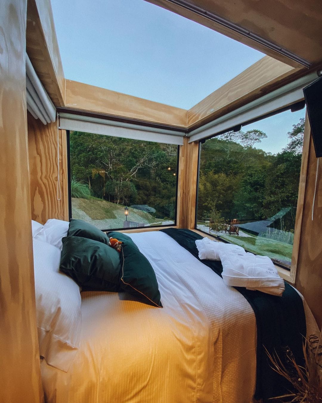Une mini maison container avec jacuzzi dans la campagne
