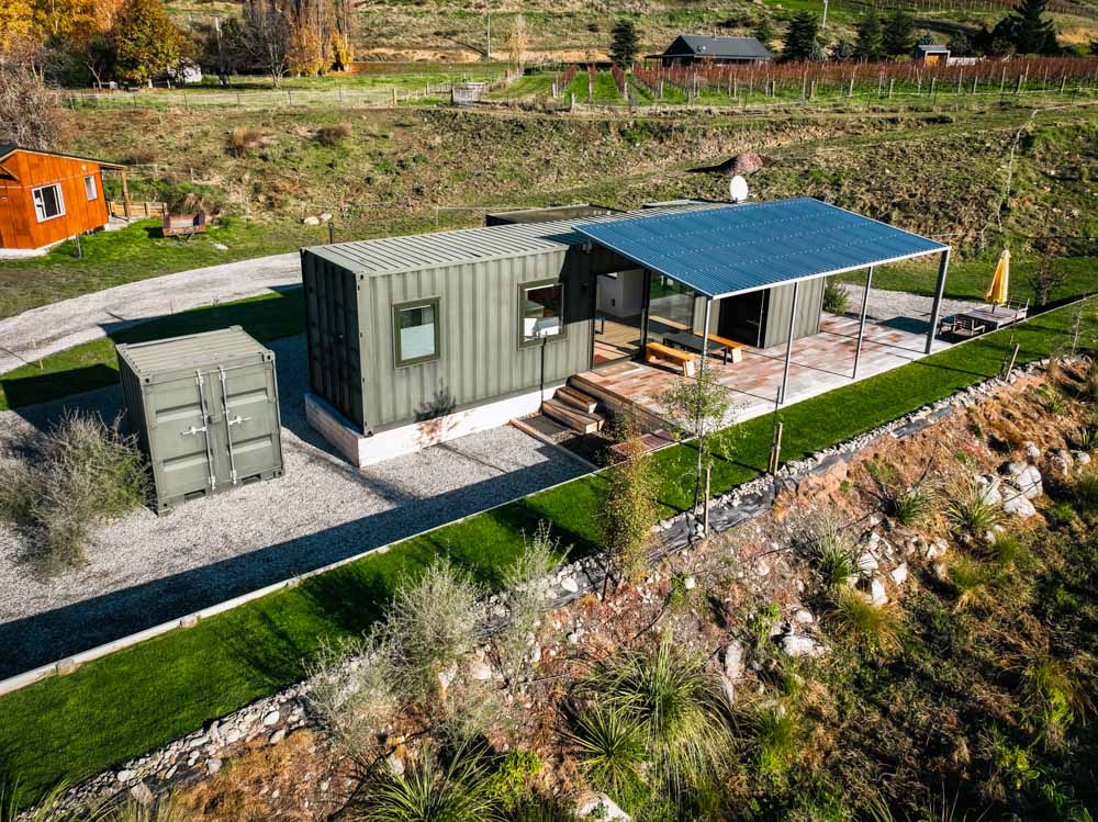 Une mini maison container de 34m2 à la façade verte (avec plan)