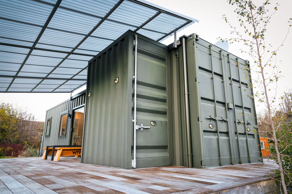Une mini maison container de 34m2 à la façade verte (avec plan)