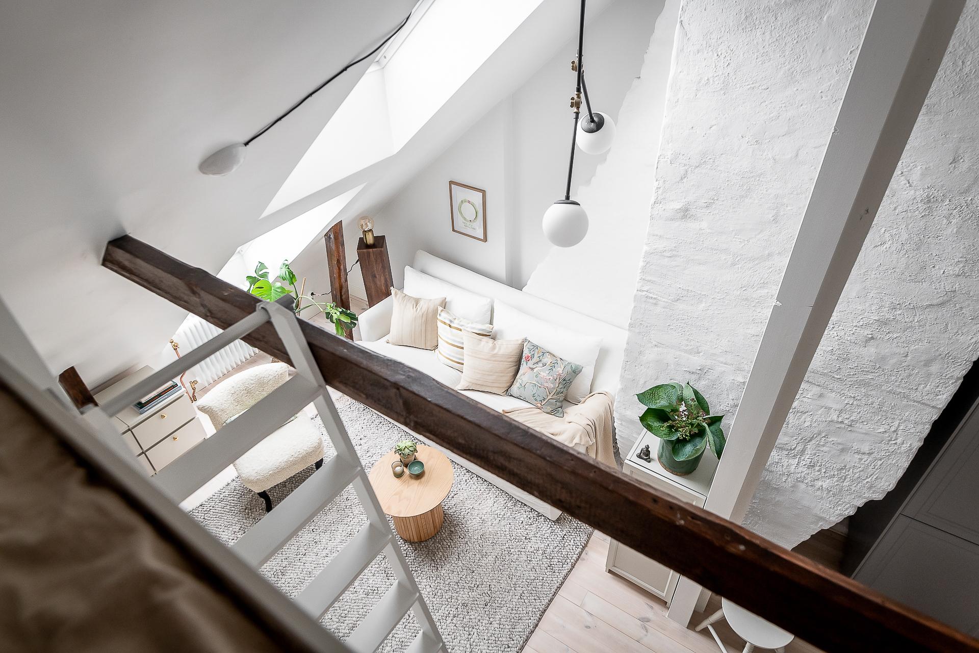 Un lumineux studio de 24m2 sous les toits au charme indéniable