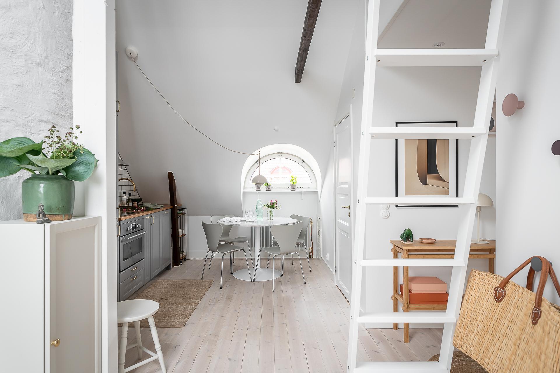 Un lumineux studio de 24m2 sous les toits au charme indéniable