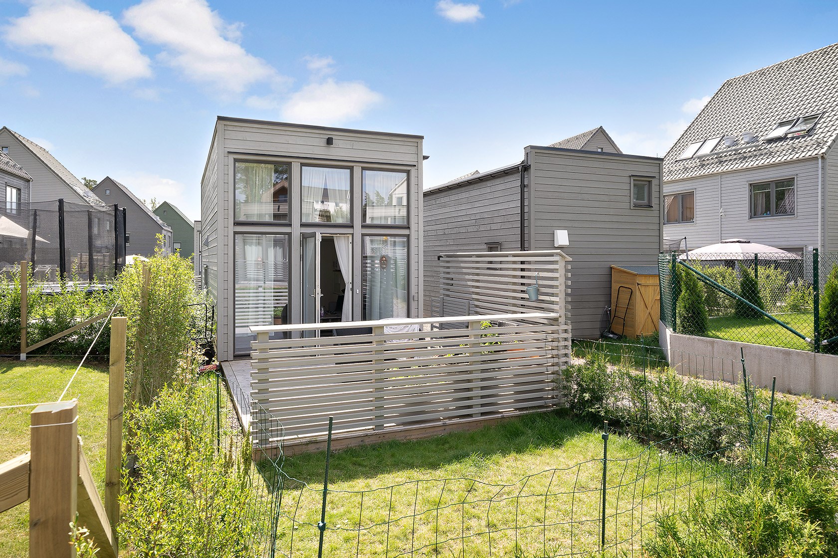 Une mini maison en bois gris de 25m2 et sa mezzanine (avec plan)