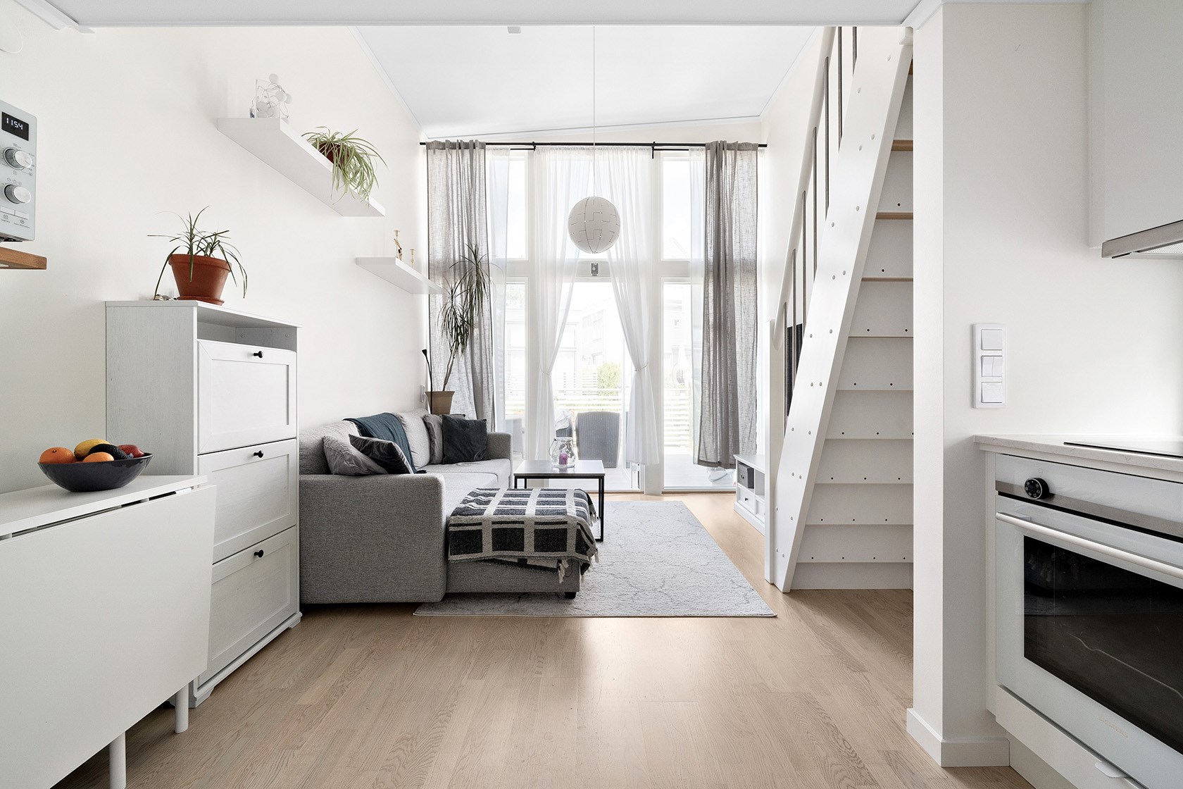 Une mini maison en bois gris de 25m2 et sa mezzanine (avec plan)