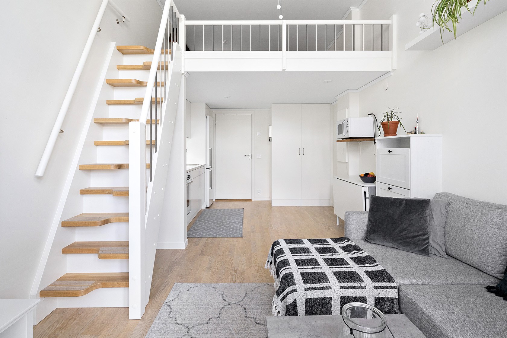 Une mini maison en bois gris de 25m2 et sa mezzanine (avec plan)
