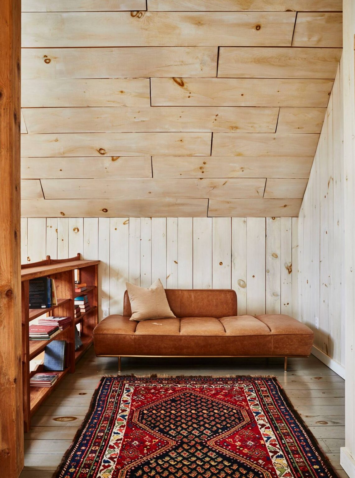 Une maison en bois à l'âme rustique au milieu de la forêt