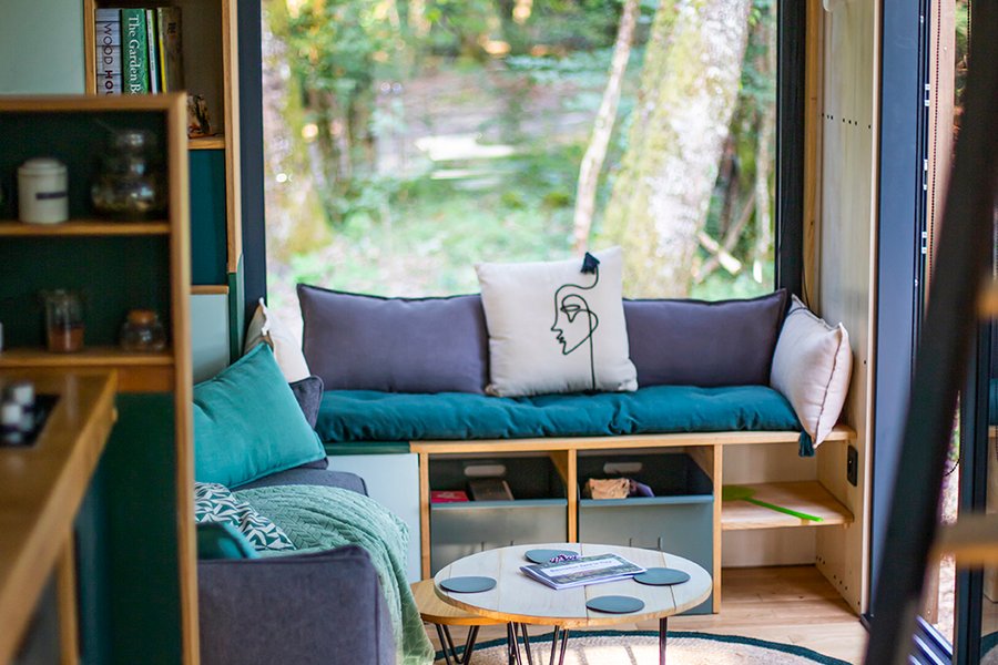 Une tiny house en bois dans la nature de la campagne française