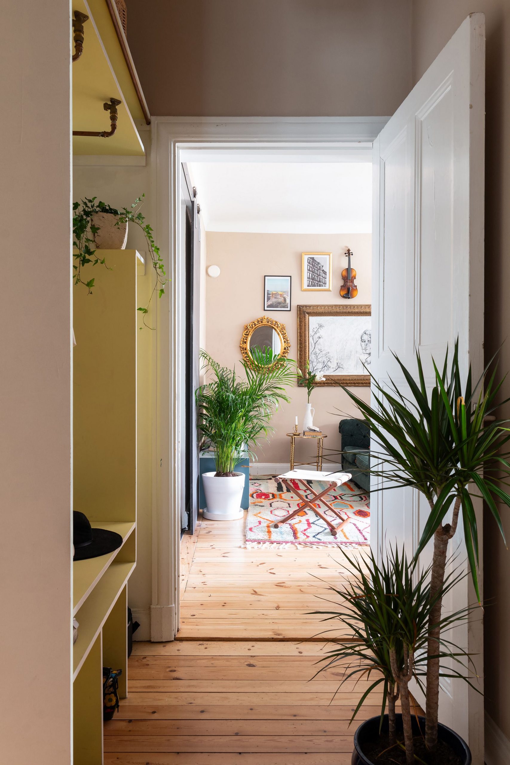 Un appartement de 45m2 à l'esprit vintage et aux couleurs fortes