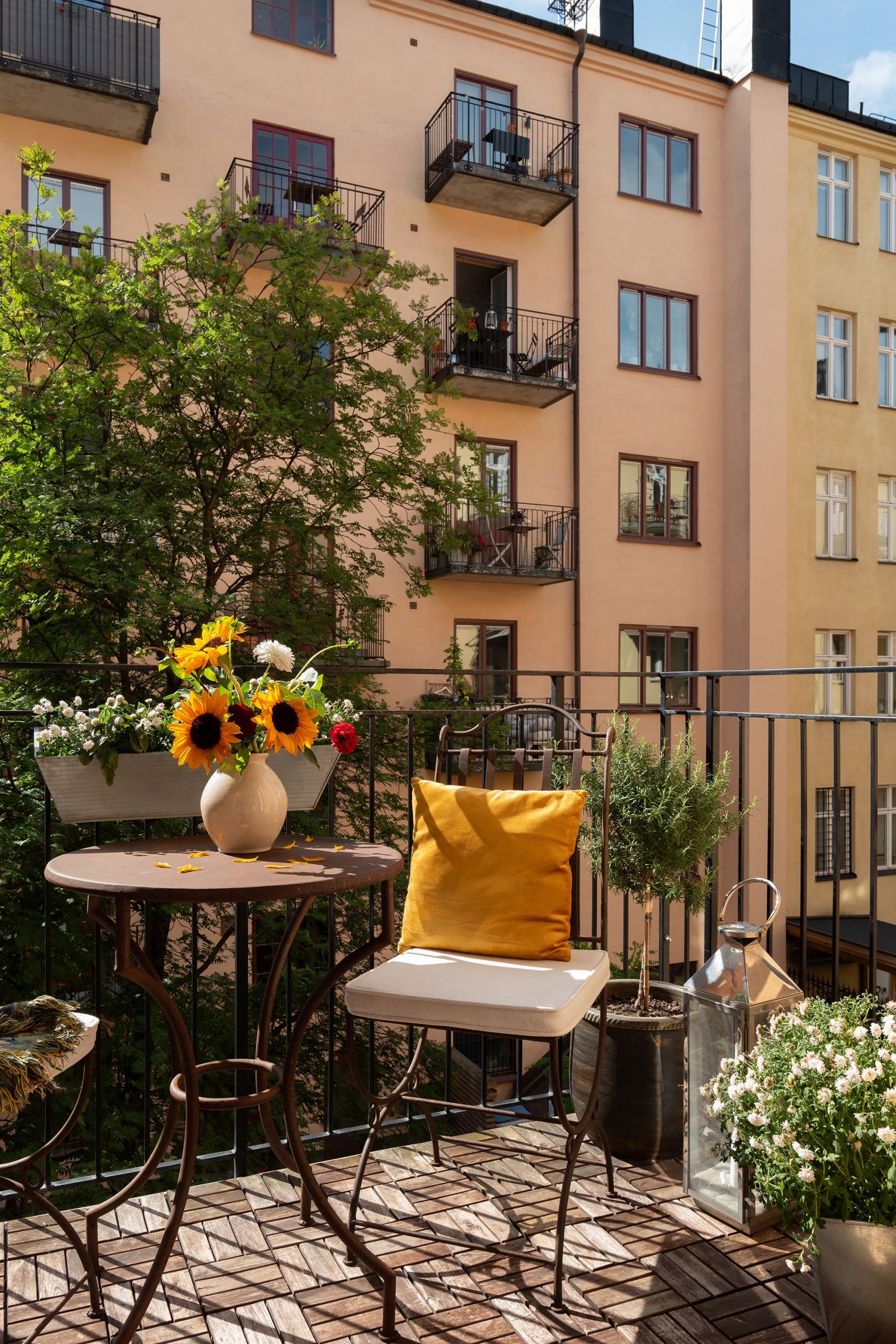 Un appartement de 45m2 à l'esprit vintage et aux couleurs fortes