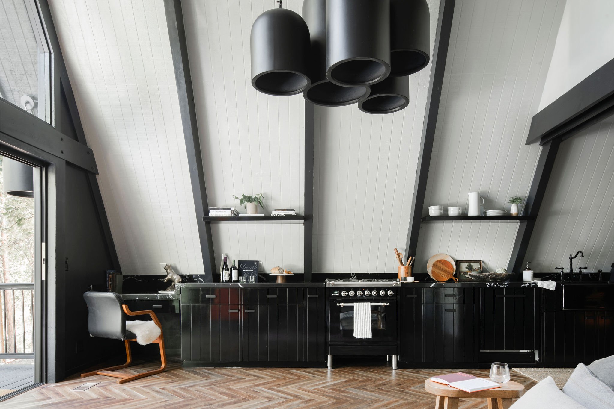 Une maison A-Frame design et noire de 88m2 en Californie