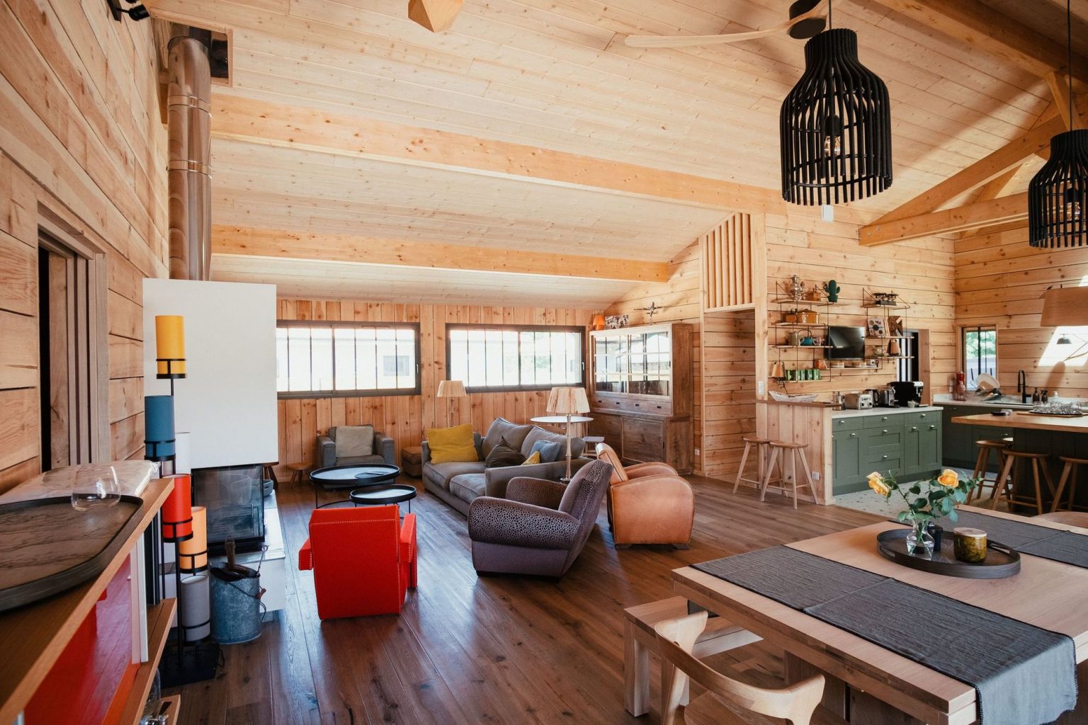 Une maison en bois à Lacanau entourée de pins, Villa Canau