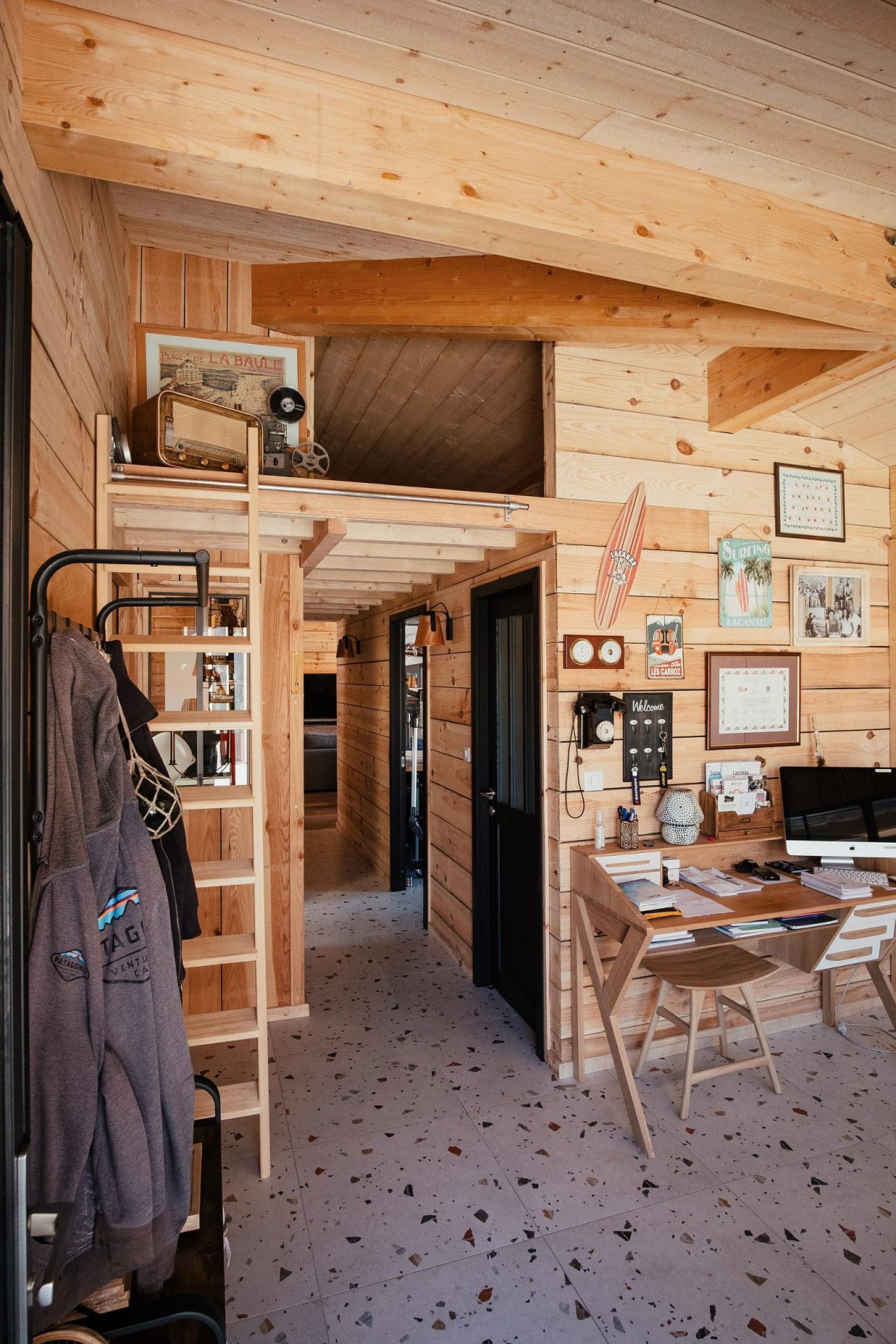 Une maison en bois à Lacanau entourée de pins, Villa Canau